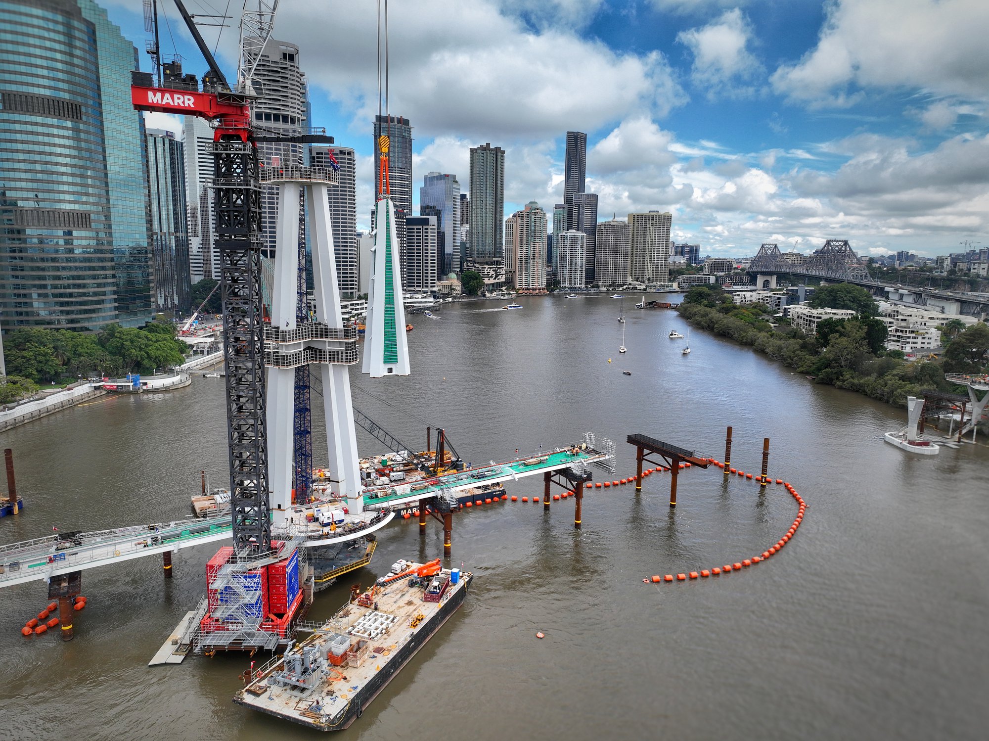 BESIX Watpac: Major milestone caps off mast of landmark Brisbane bridge ...