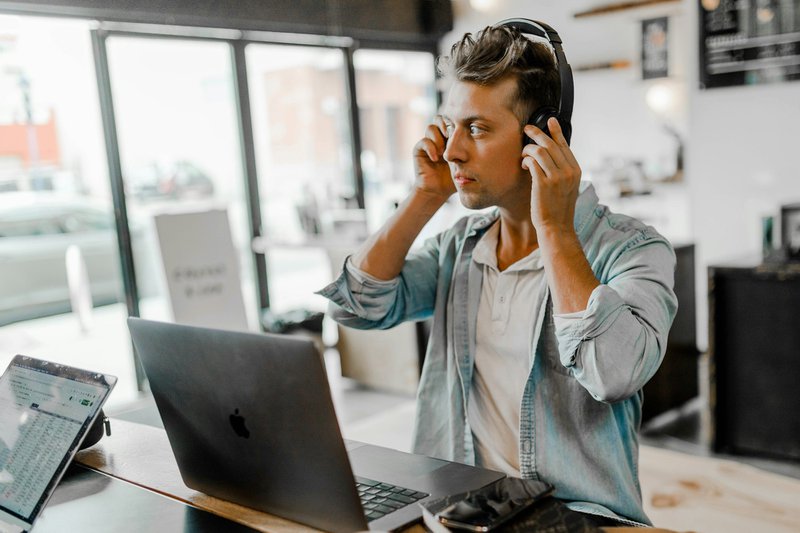 75 Ad Headline Examples That Get The Click